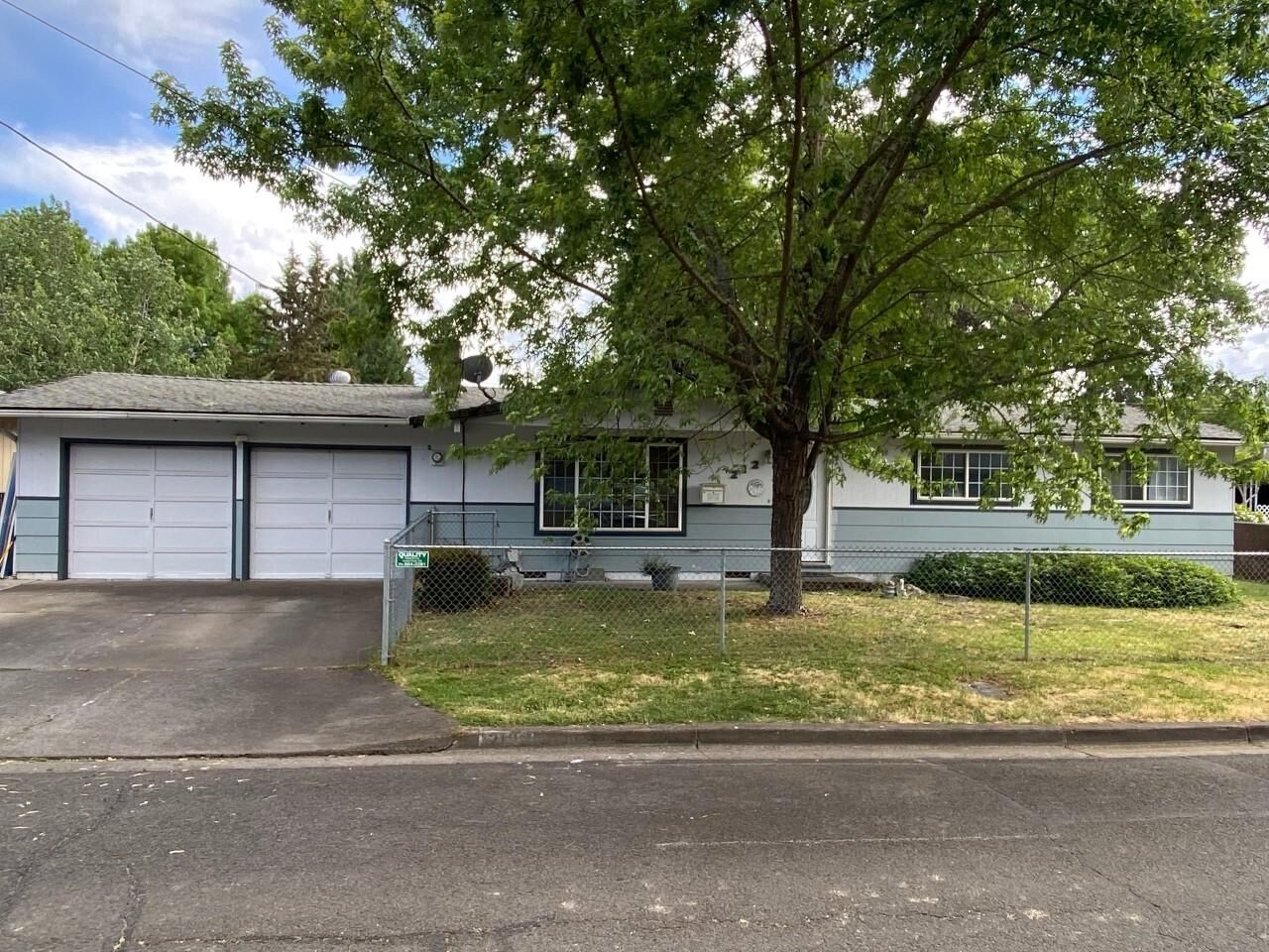 3 bed Central Point home for sale: 212 Victoria Way, Central Point, OR ...