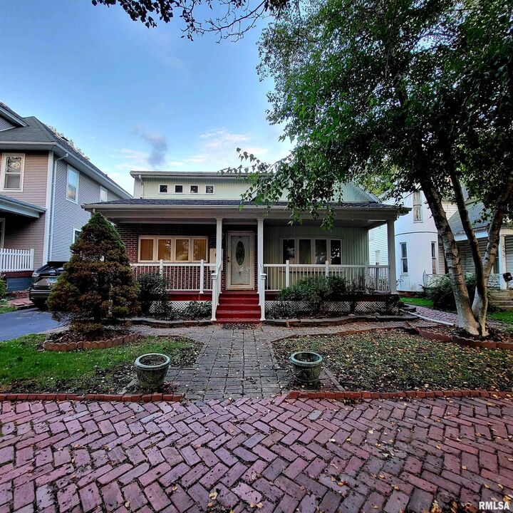 House for sale in Canton: 525 S Main Street, Canton, IL 61520