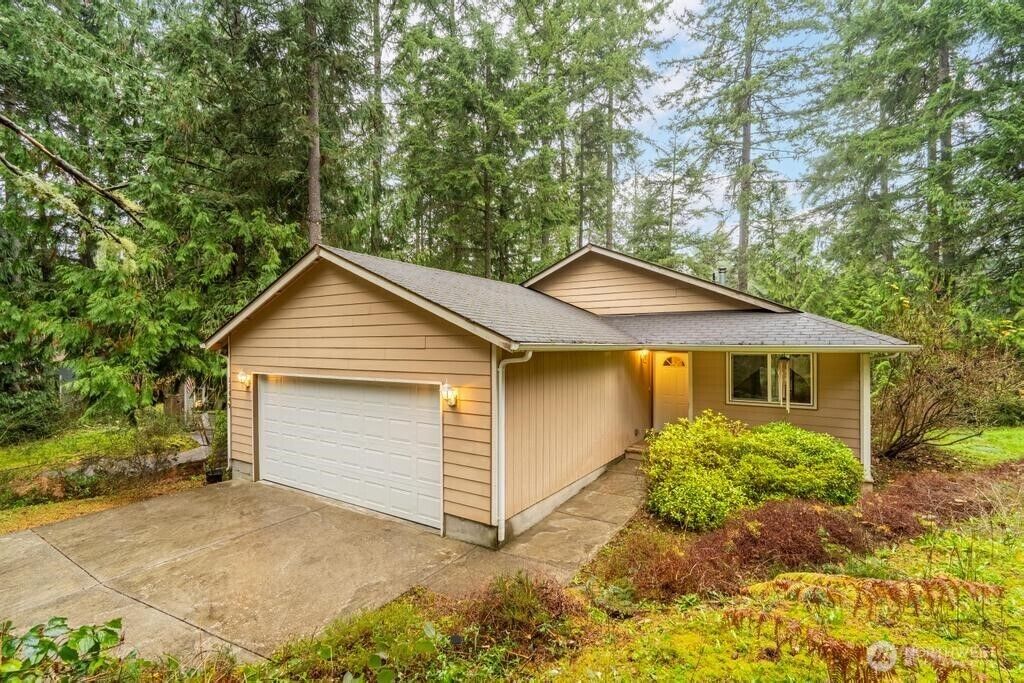 House for sale in Yelm: 22442 Blue Lake Court SE, Yelm, WA 98597