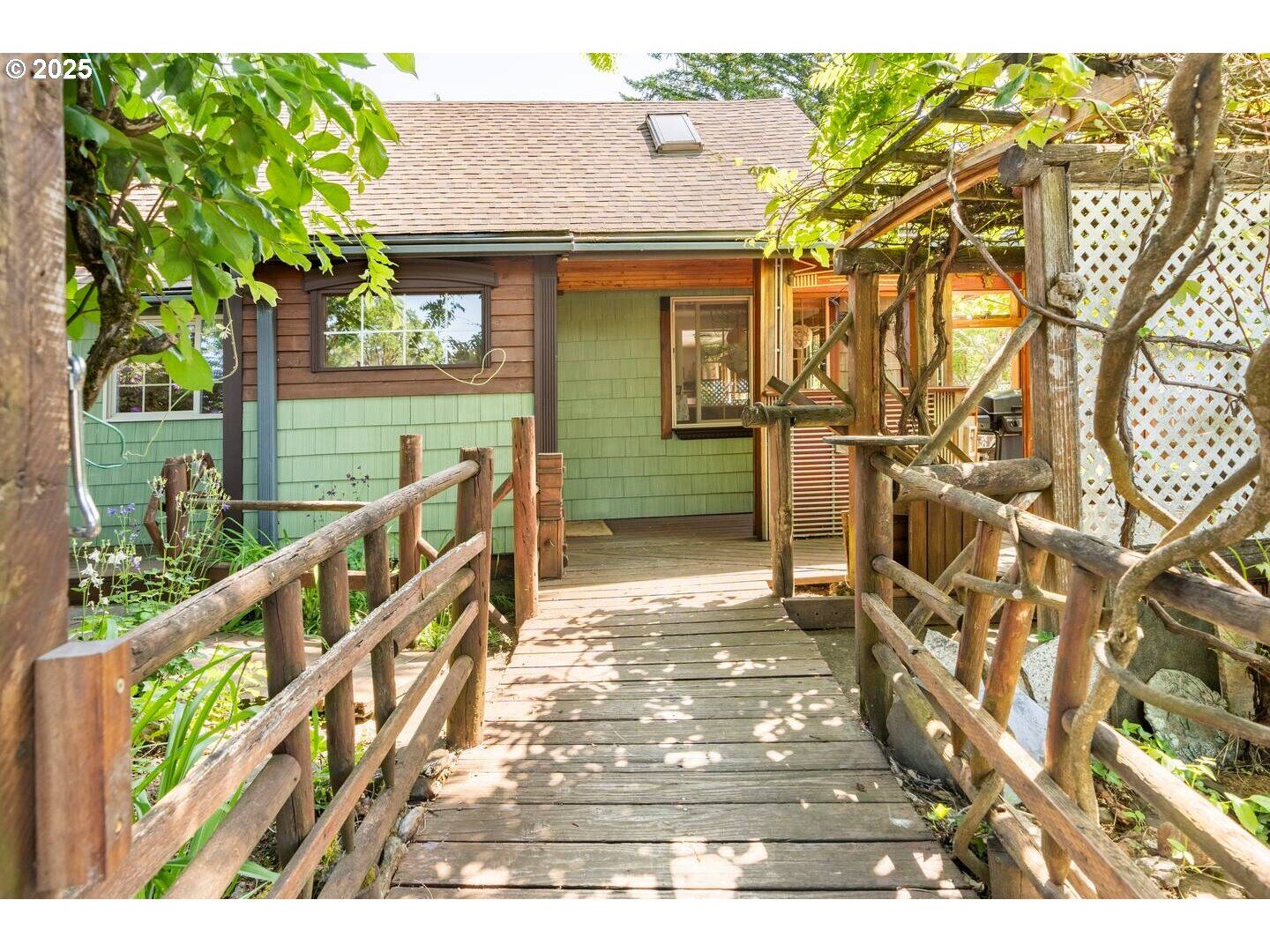 House for sale in Cascade Locks: 14 NW Lakeside Dr, Cascade Locks, OR 97014