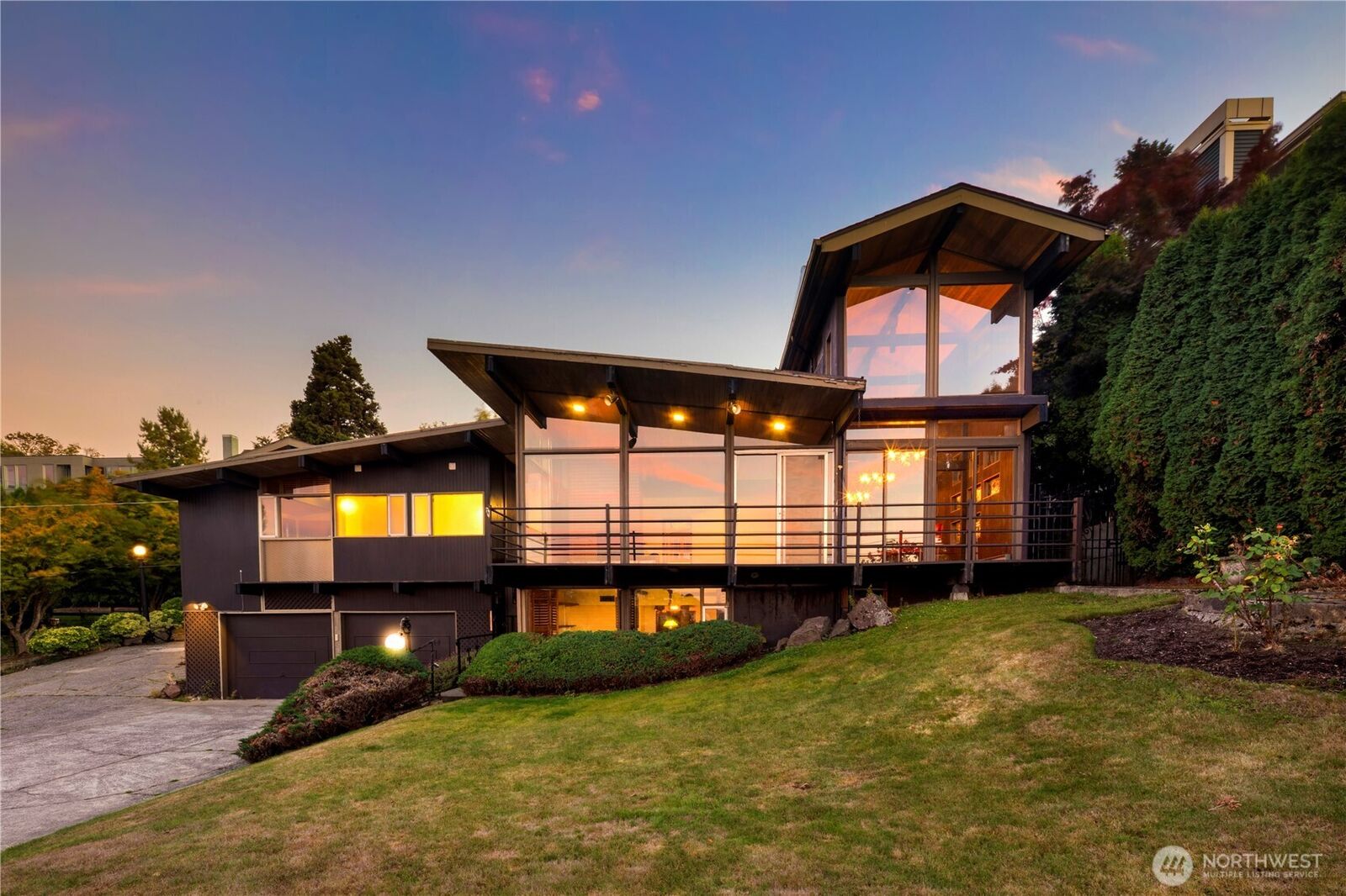 Home for sale in Seattle: 3653 W Commodore Way, Seattle, WA 98199